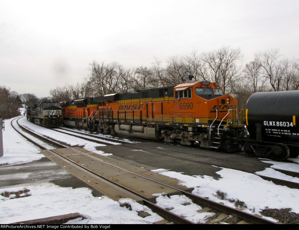 BNSF 6590 and NS 9405